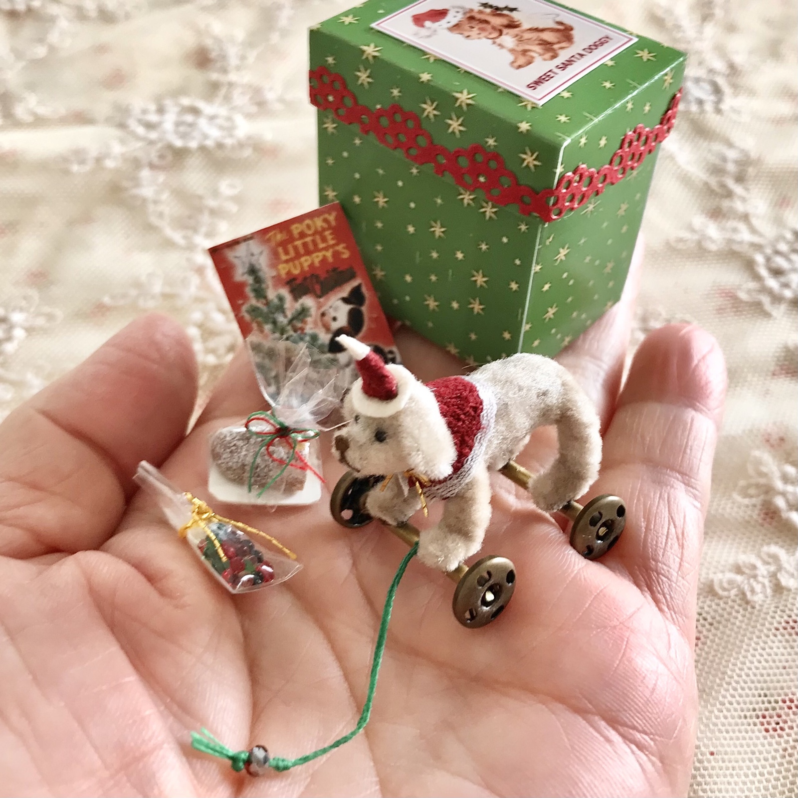 箱入り＊サンタドッグのプルトイ＊ベージュのサンタドッグ | minne 日本最大級のハンドメイド・手作り通販サイト