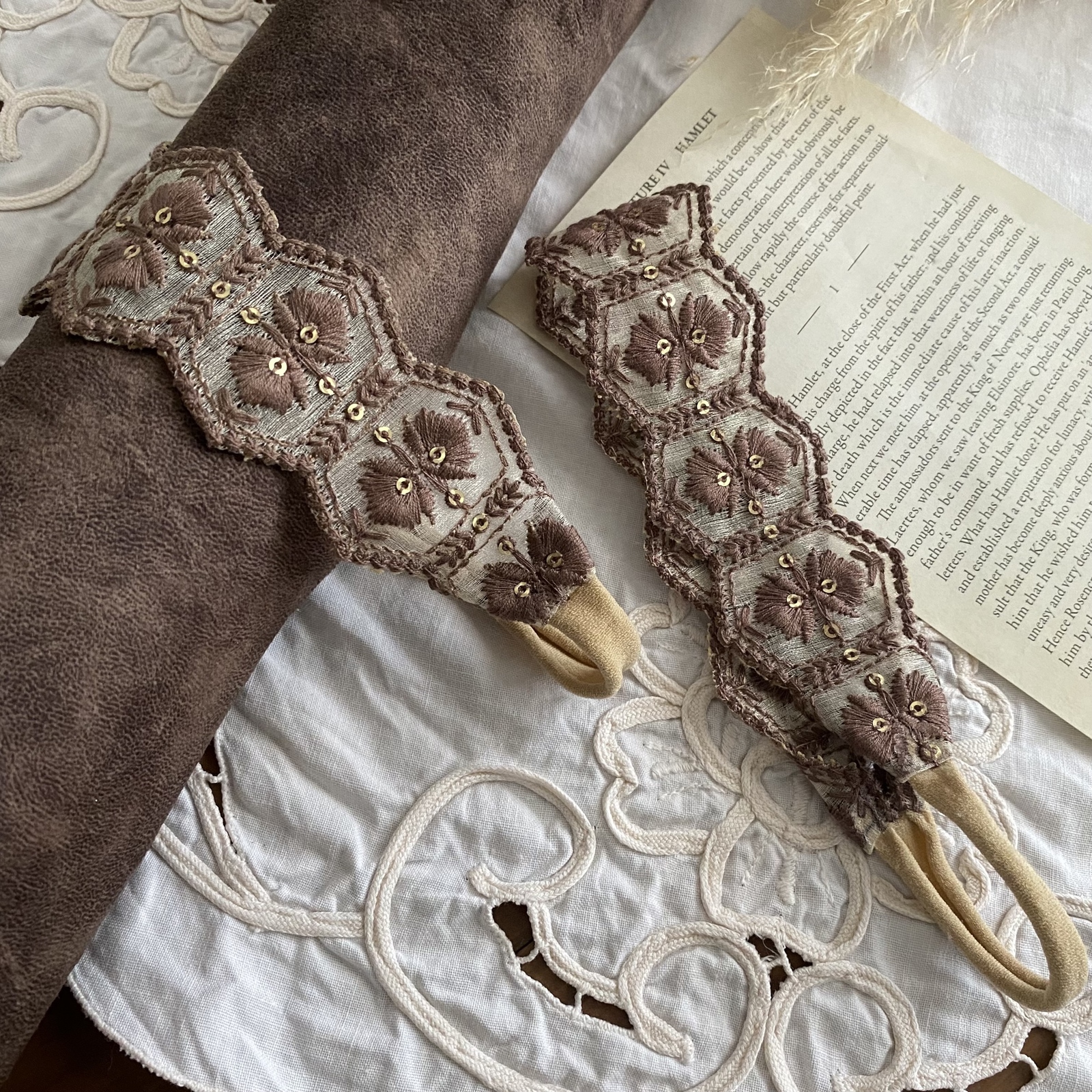 インド刺繍ヘアバンド ブラウン 6ヶ月〜kids向け - amico-yu | minne 国内最大級のハンドメイド・手作り通販サイト