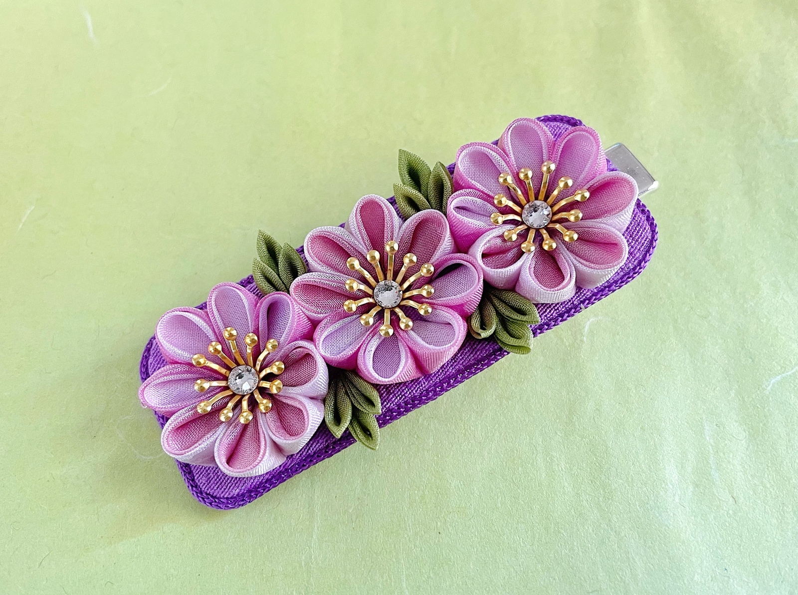 lovely(紫) つまみ細工クリップ - kotoyuri | minne 国内最大級のハンドメイド・手作り通販サイト