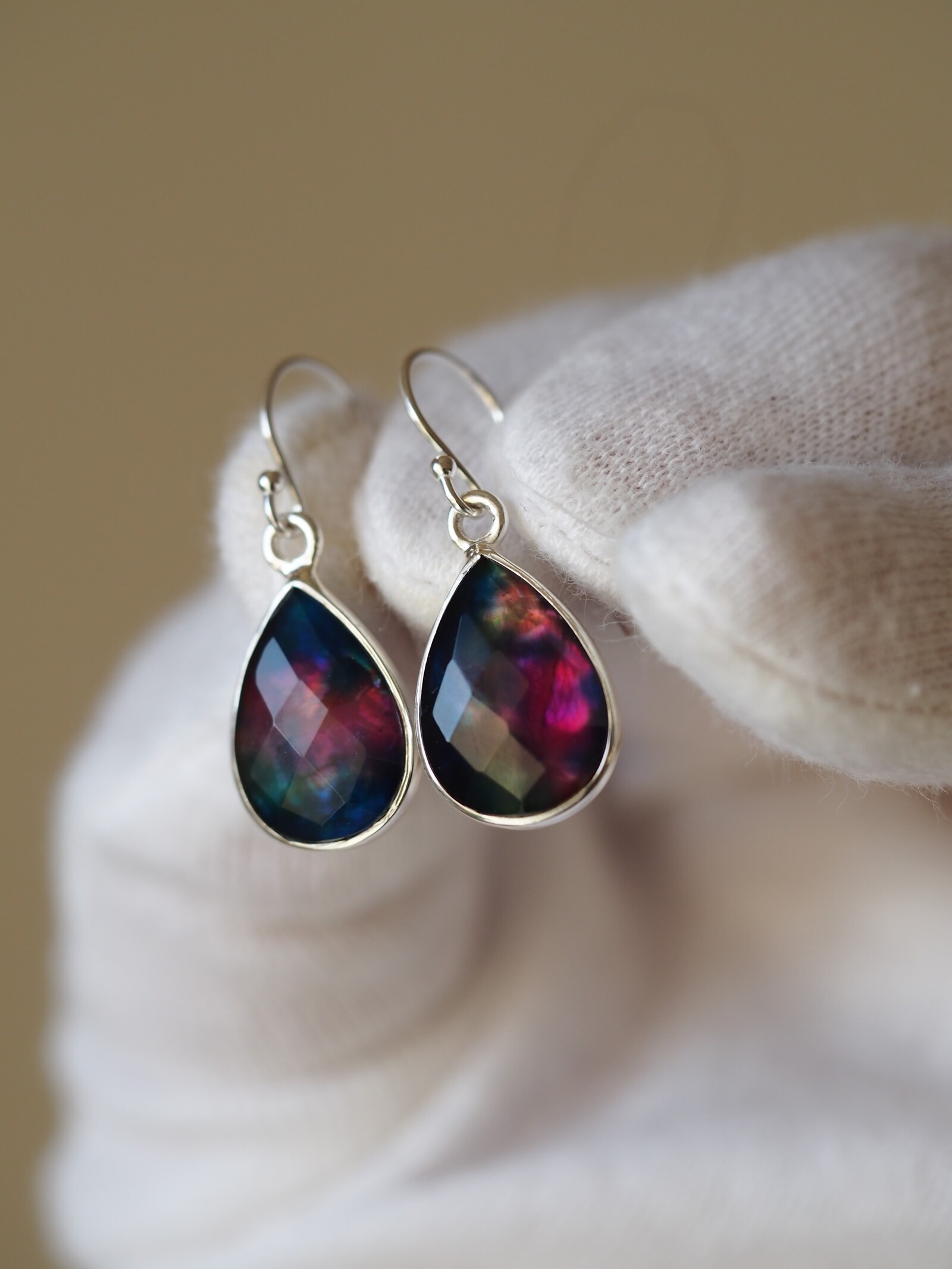 色選択： HDアバロンシェルxクリスタル14 S925ティアドロップ(ロジウム）フックピアス - ケロリン堂 | minne 国内最大級のハンドメイド・手作り通販サイト