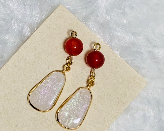 偏光ピアス/ホワイト/レッド/大振り | ハンドメイドマーケット minne